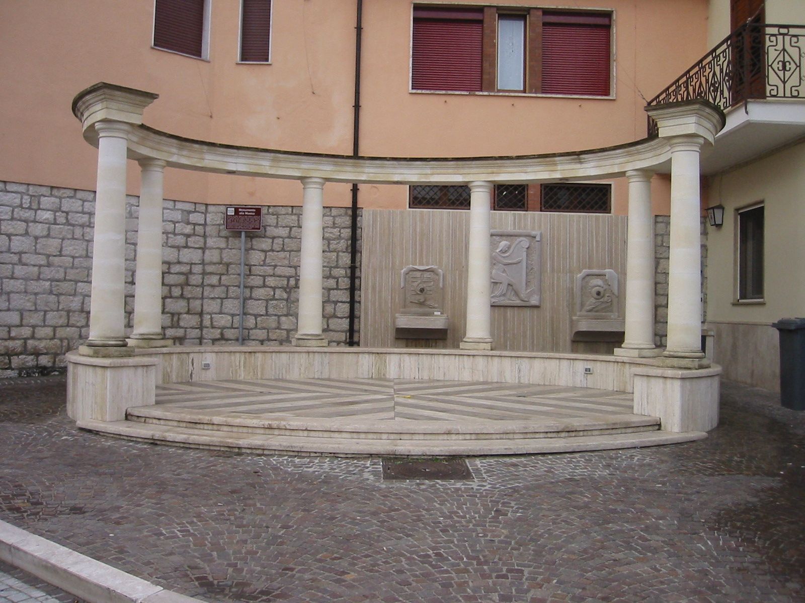 Costruito nel 2002, è collocato in zona centrale per arredare un angolo ...